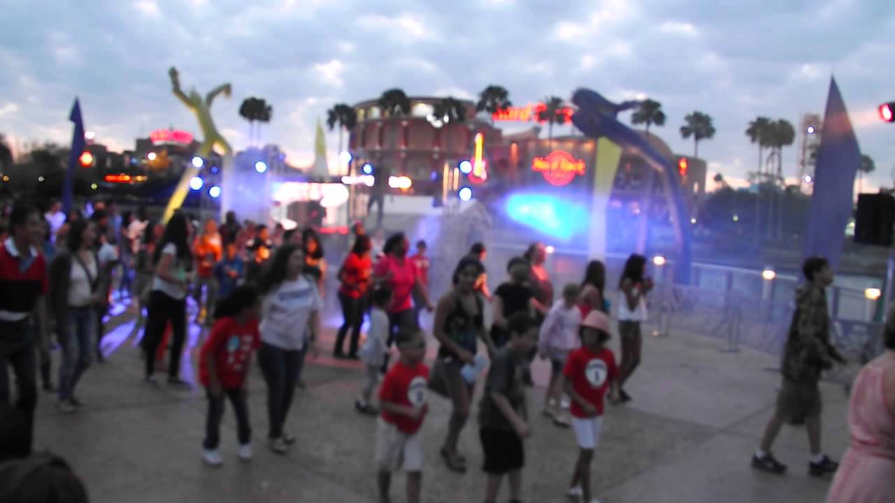 The kids doing the Chacha slide at Universal Studios - YouTube
