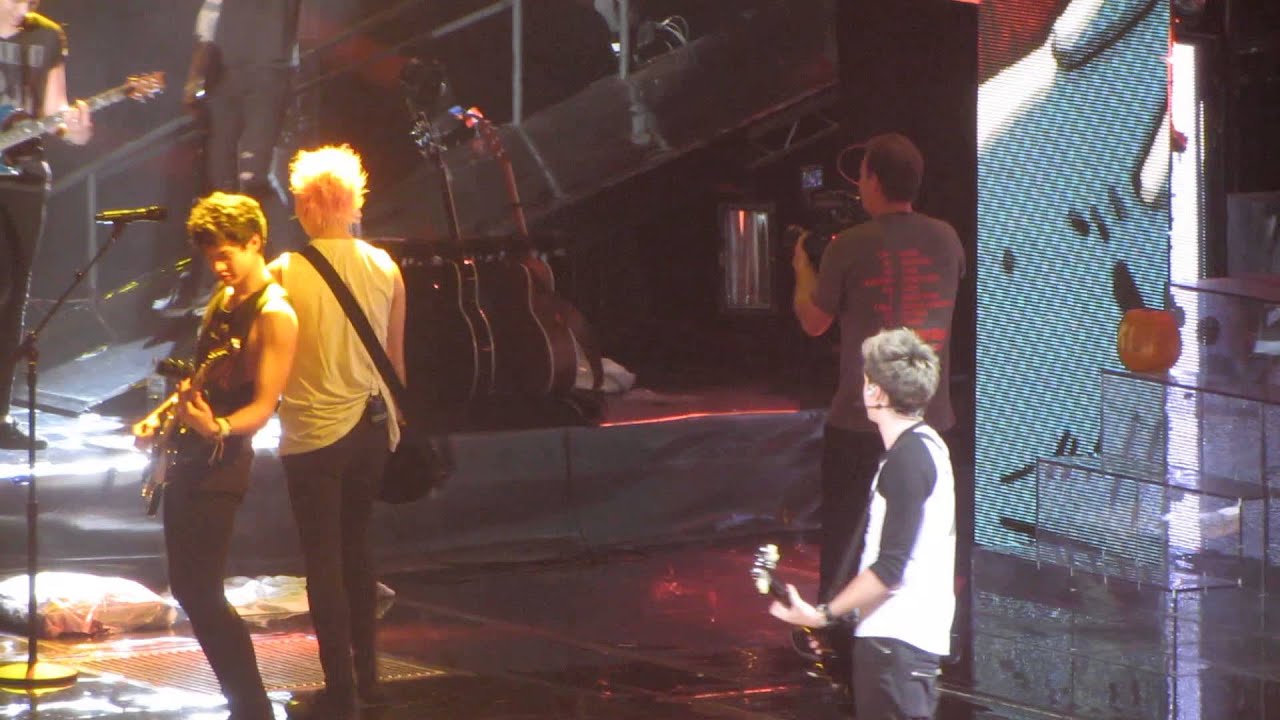 One Direction and 5 Seconds of Summer -Teenage Dirtbag (+Pie prank ...