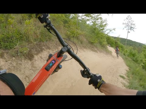 Jedovnice červený trail - skákací část - YouTube