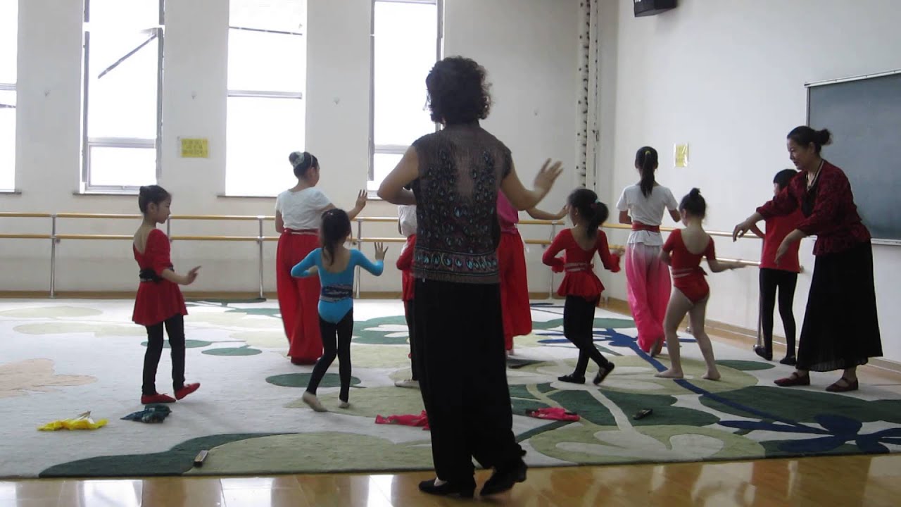 Susan Kids Peking Opera Class - YouTube