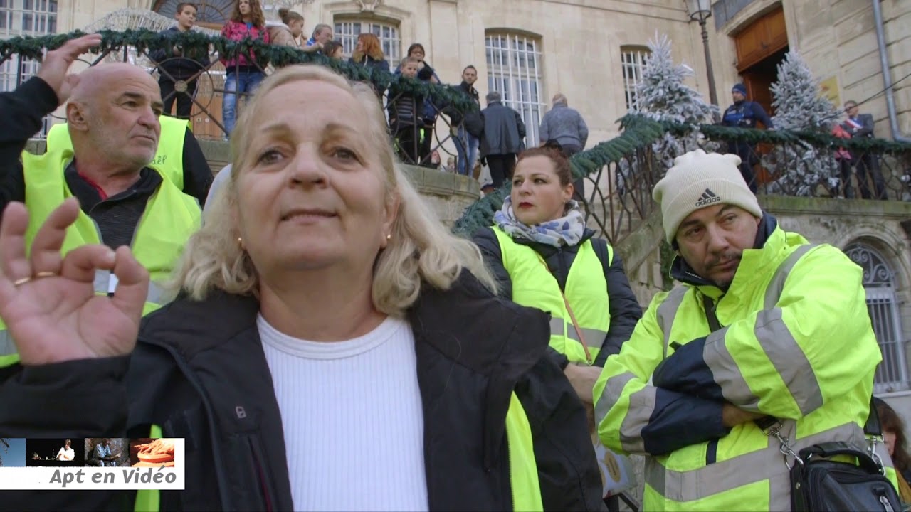 Les gilets jaunes d'Apt dans la rue - YouTube