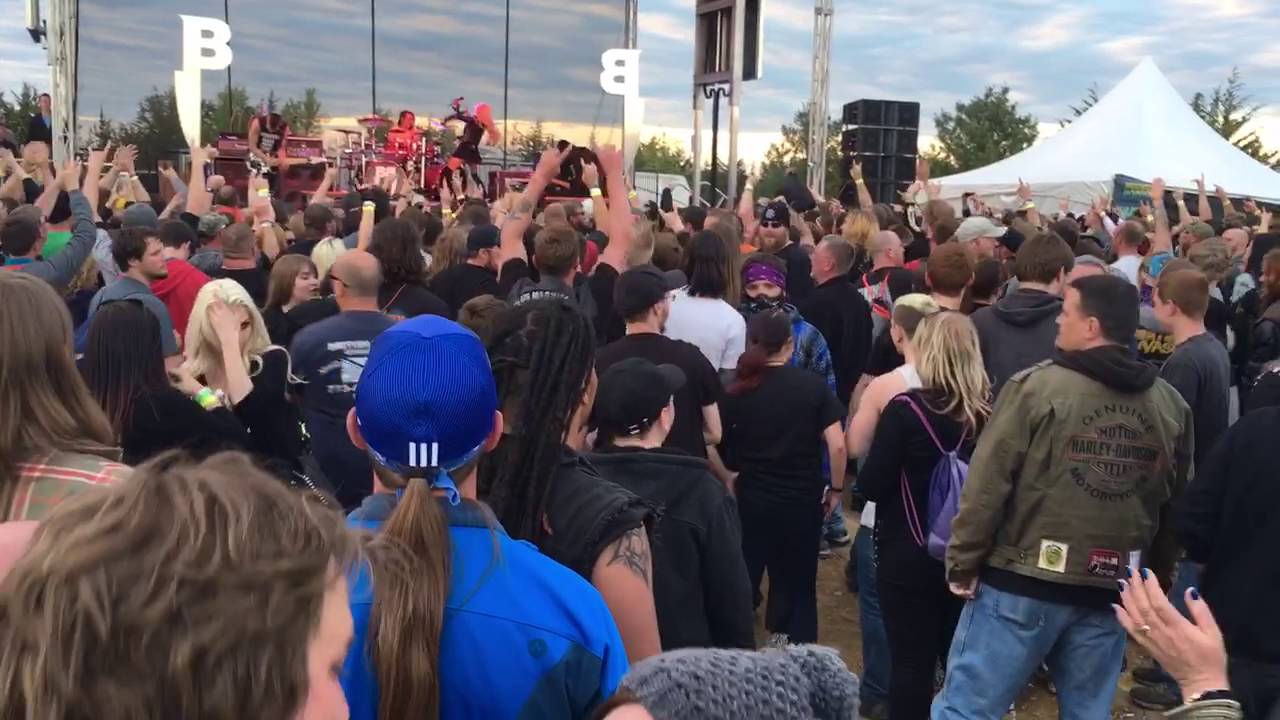 Butcher babies crowd at northern invasion - YouTube