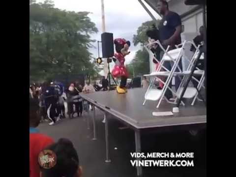 Mickey mouse and minnie mouse twerking - YouTube