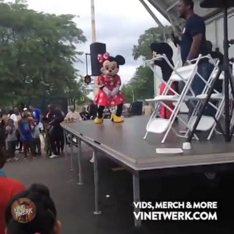 Mickey mouse and minnie mouse twerking - YouTube
