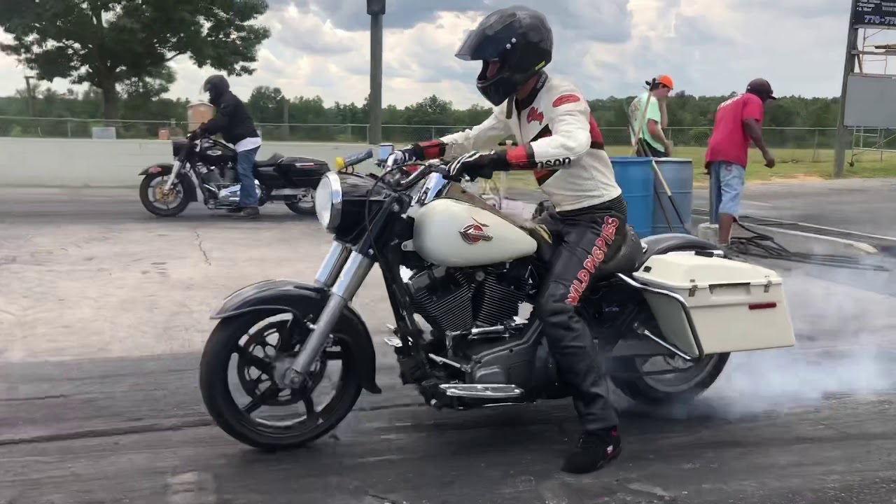 Action from Hogs Gone Wild Bagger beatdown pt1 - YouTube