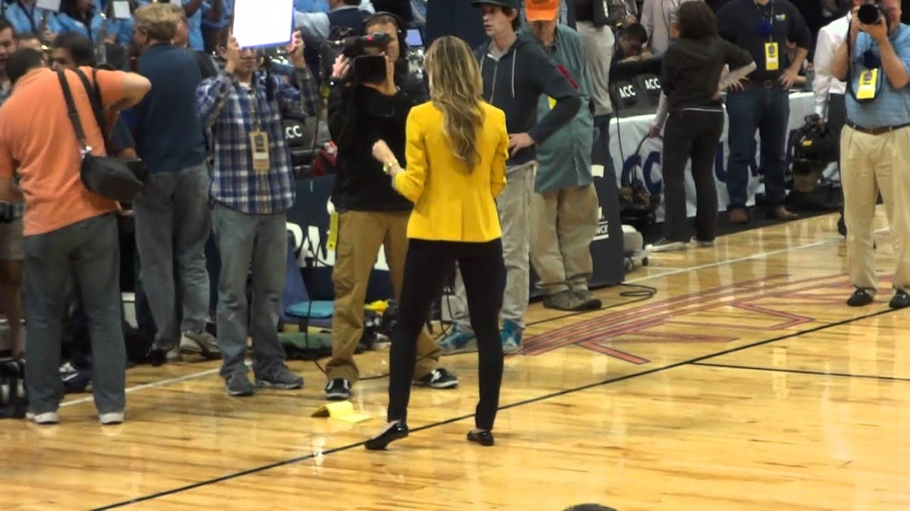 Is Erin Andrews bowlegged? - YouTube