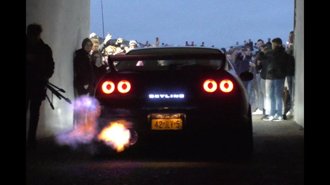 Nissan Skyline R33 GTST - HARD Revs, FLAMES & Sounds - YouTube