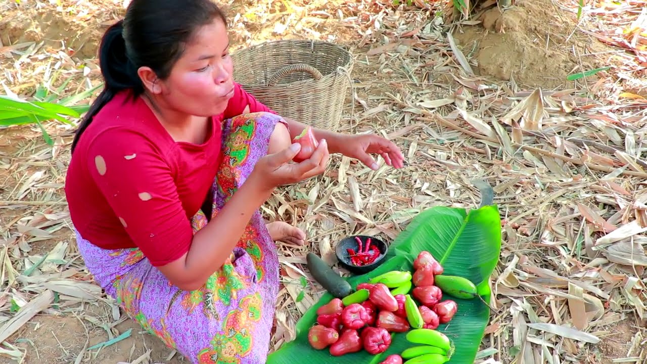 Primitive In forest - woman pick bananas - Wild people Eat delicious ...