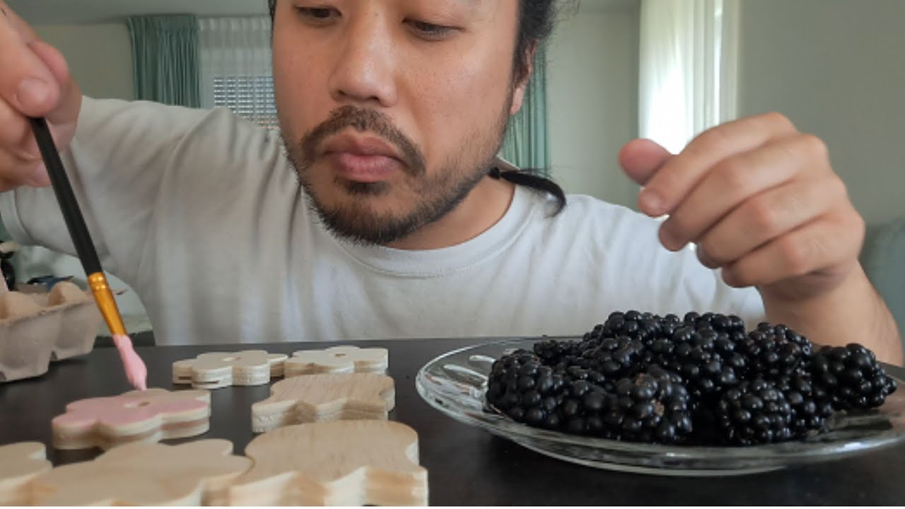 ASMR EATING BIOLOGICAL BLACKBERRIES & PAINTING WOODEN FLOWERS - YouTube
