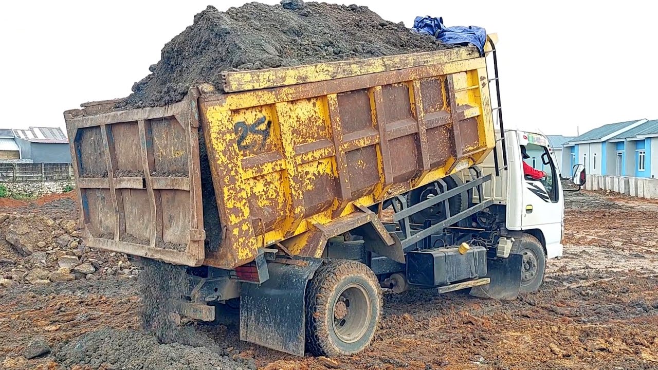 Mobil Dump Truk Tanah Nyaris Amblas Jomplang Muatan Tanah Bak Super ...
