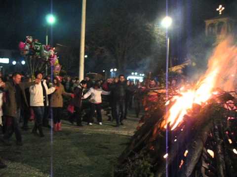 ΚΟΛΙΝΤΑ ΜΠΑΜΠΩ ΣΤΑ ΛΟΥΤΡΑ ΠΟΖΑΡ - YouTube