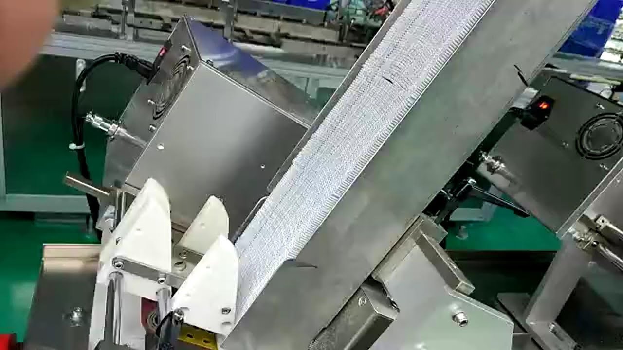 Pillow packaging machine Four card issuing machines + manpower 枕頭包裝機 四個 ...