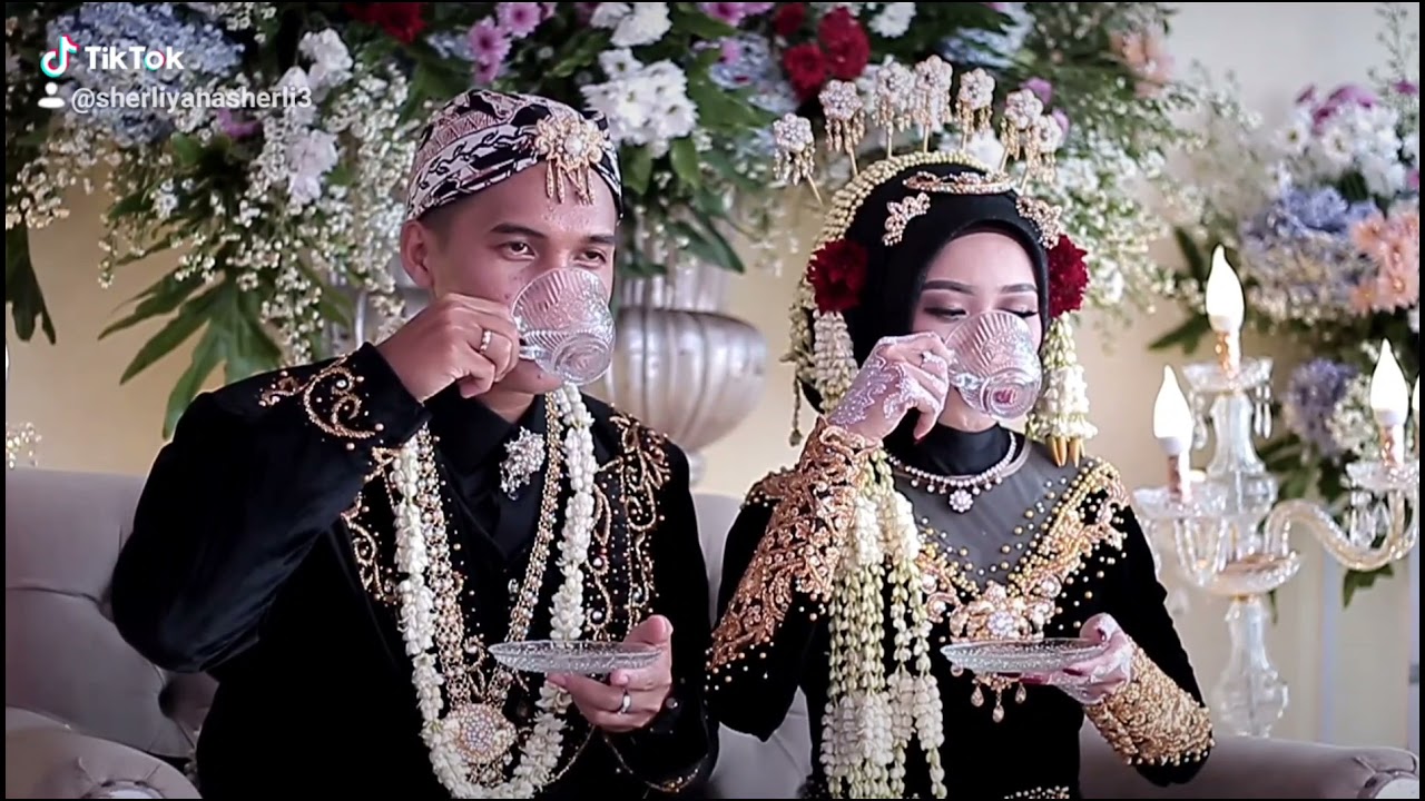 Sungkeman adat Jawa pengantin Jawa mengharukan sekali - YouTube