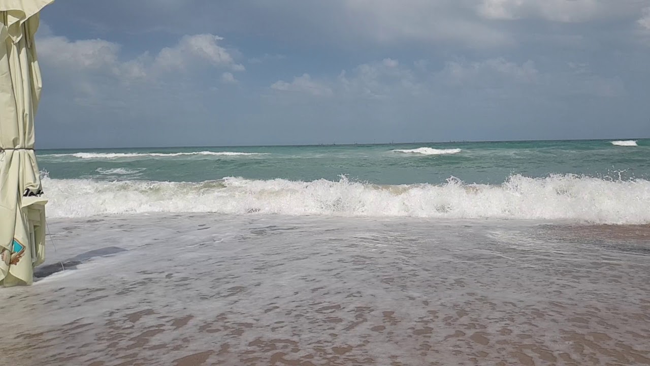 Valuri mari pe plaja din Eforie Nord - YouTube