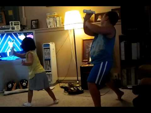 More Selena & Maria dancing...