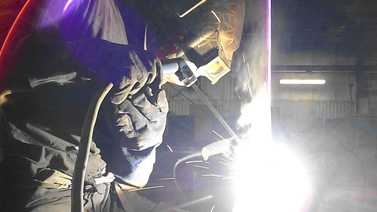 Alberta 3rd year multi pass 7018 structure weld cap pass. - YouTube