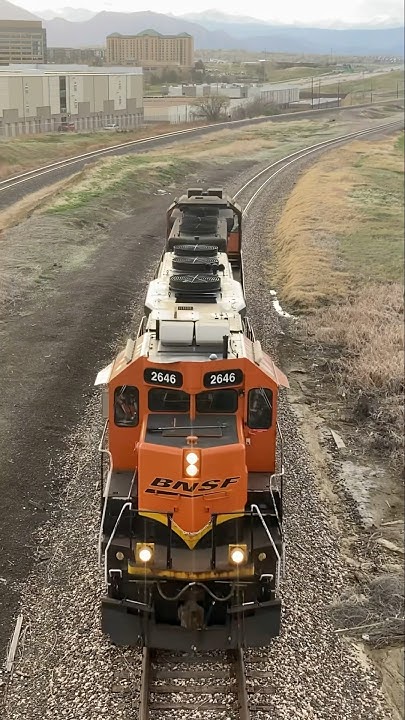 BNSF 2646 and 2028 plus little horn show #railfan #train - YouTube