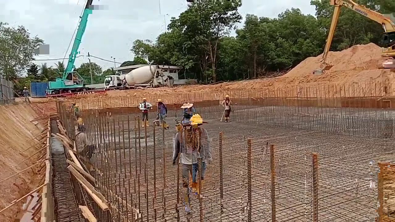 Construction workers go home early on the morning - YouTube