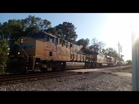T4 leader!!! UP #2590 leads a very slow EB UP M-BTLI28 out of Lake Charles, Louisiana!!! - YouTube