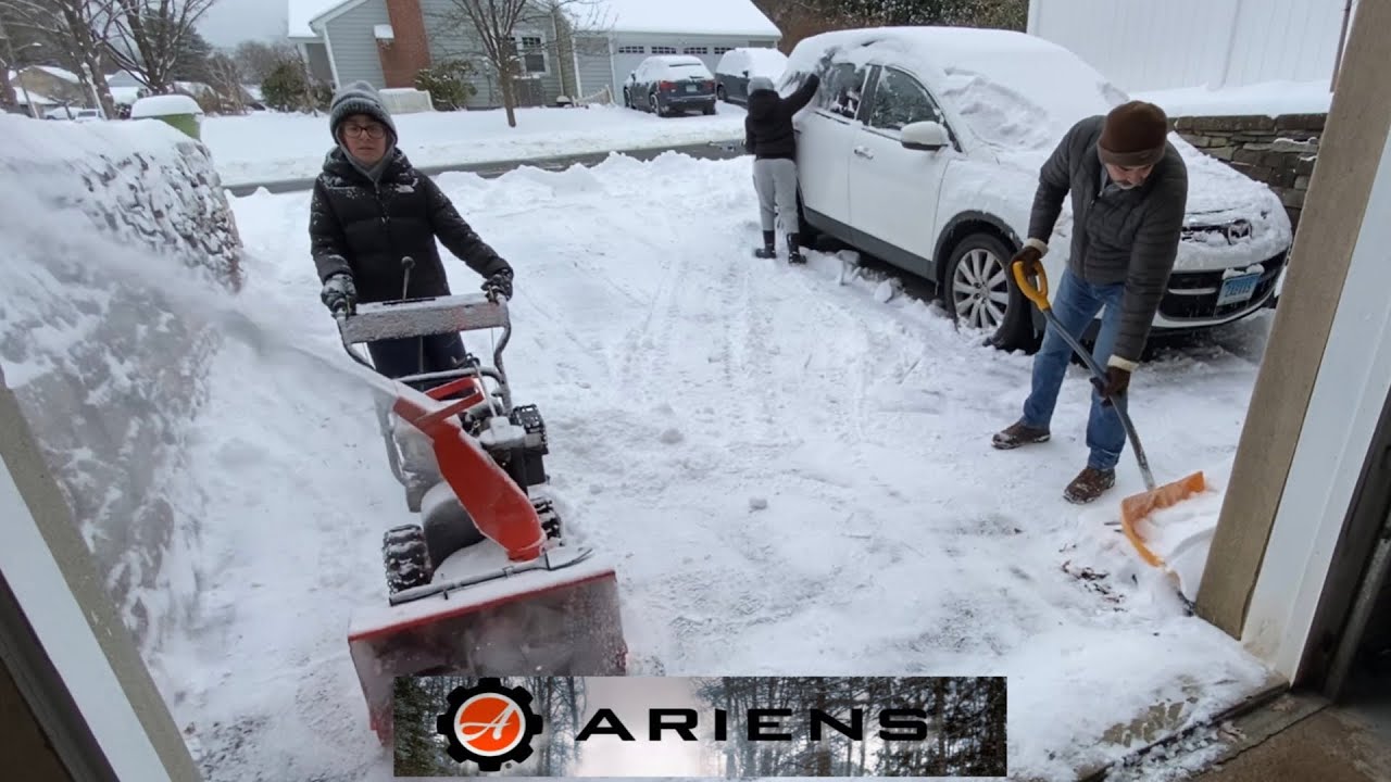 First snowfall of this season , Ariens 624E - YouTube