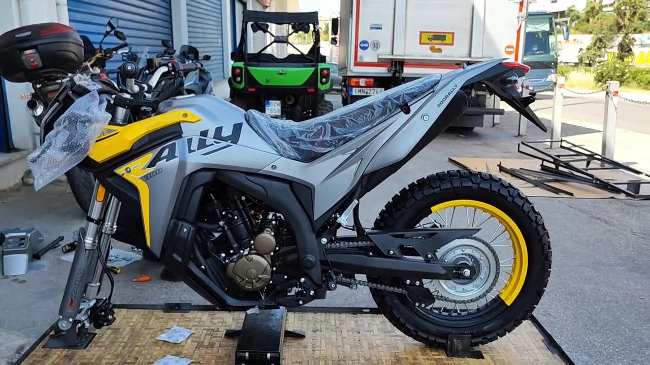 Voge 300 Rally LX first view in Greece - YouTube