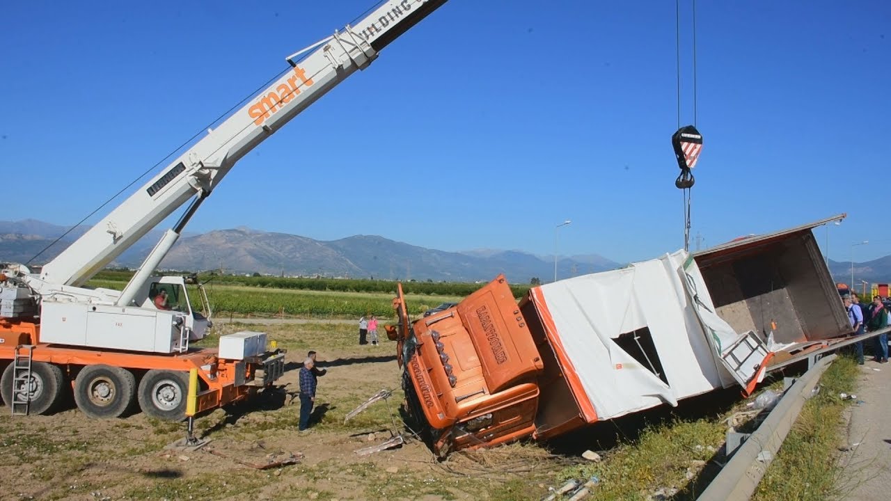 Εκτροπή και ανατροπή νταλίκας στην Αργολίδα - YouTube