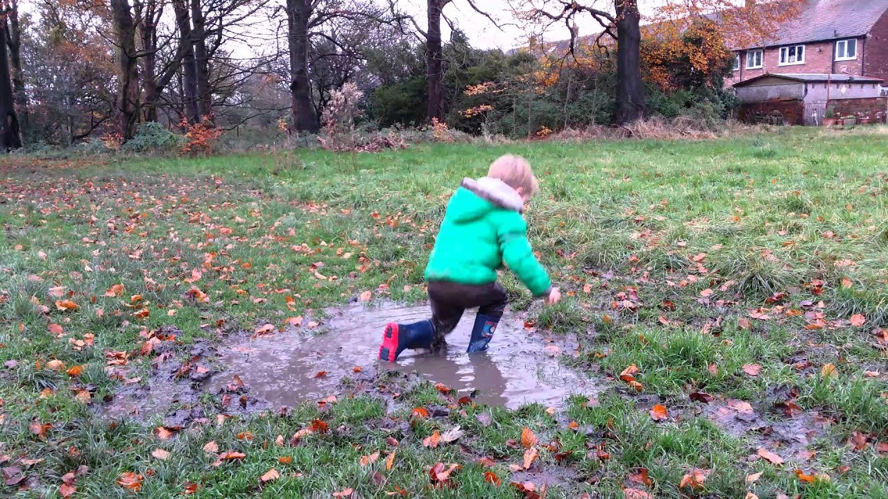 Toddler falls in puddle and takes it like a boss. - YouTube