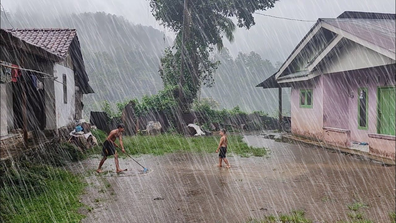 Walking in super extreme heavy rain 3 hours, see children playing in ...