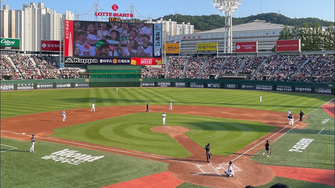 Baseball Game in Busan, Korea^^Lotte Giants vs. KT Wiz - YouTube