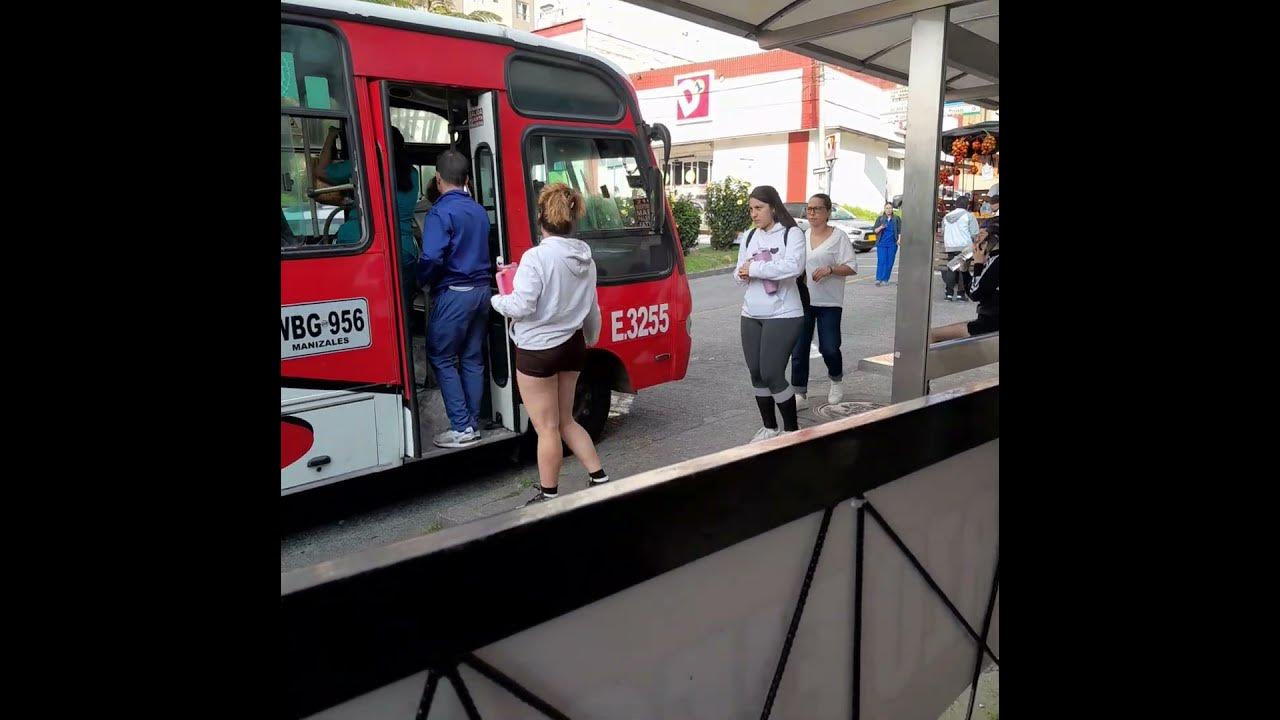 Tomando el bus #funny - YouTube
