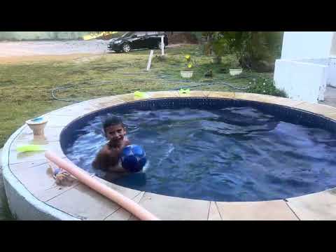 Gravando vídeo na piscina circular e minha irmã comendo manga 