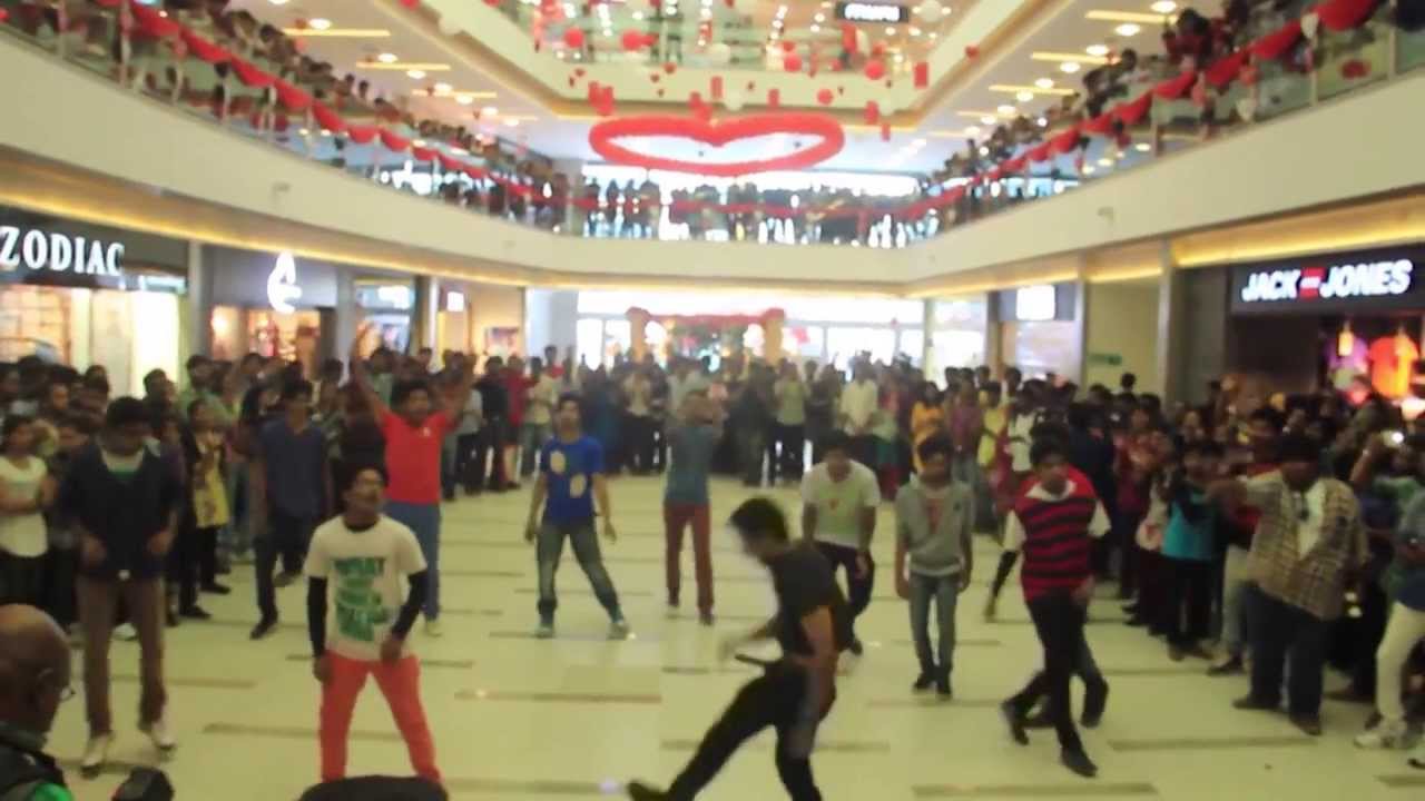 Flash Mob at Centre Square Mall, Kochi on Valentines day - Brahma 2014 ...