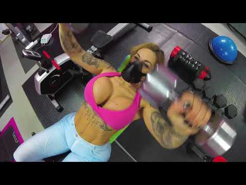 International model Victoria Lomba use Athlete Elite Trainig Mask