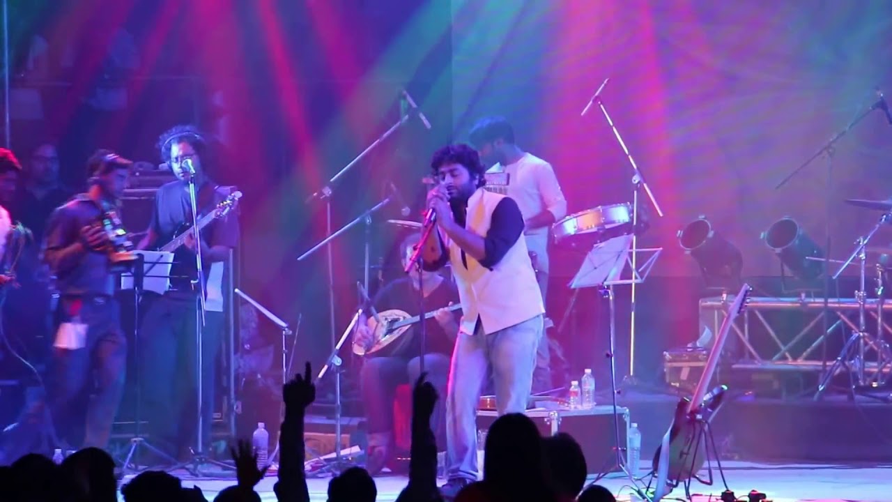 Arijit Singh singing with crowd|Live Concert |2017| - YouTube