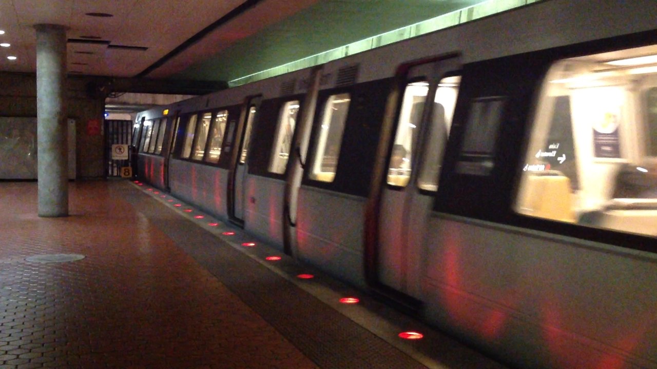Yellow Line at Gallrey Place-Chinatown (WMATA DC Metro) - YouTube
