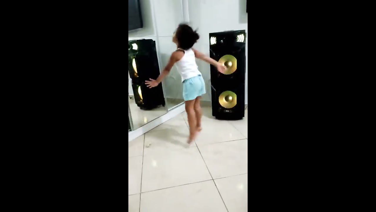 Mini Elsa dançando "livre estou" - YouTube