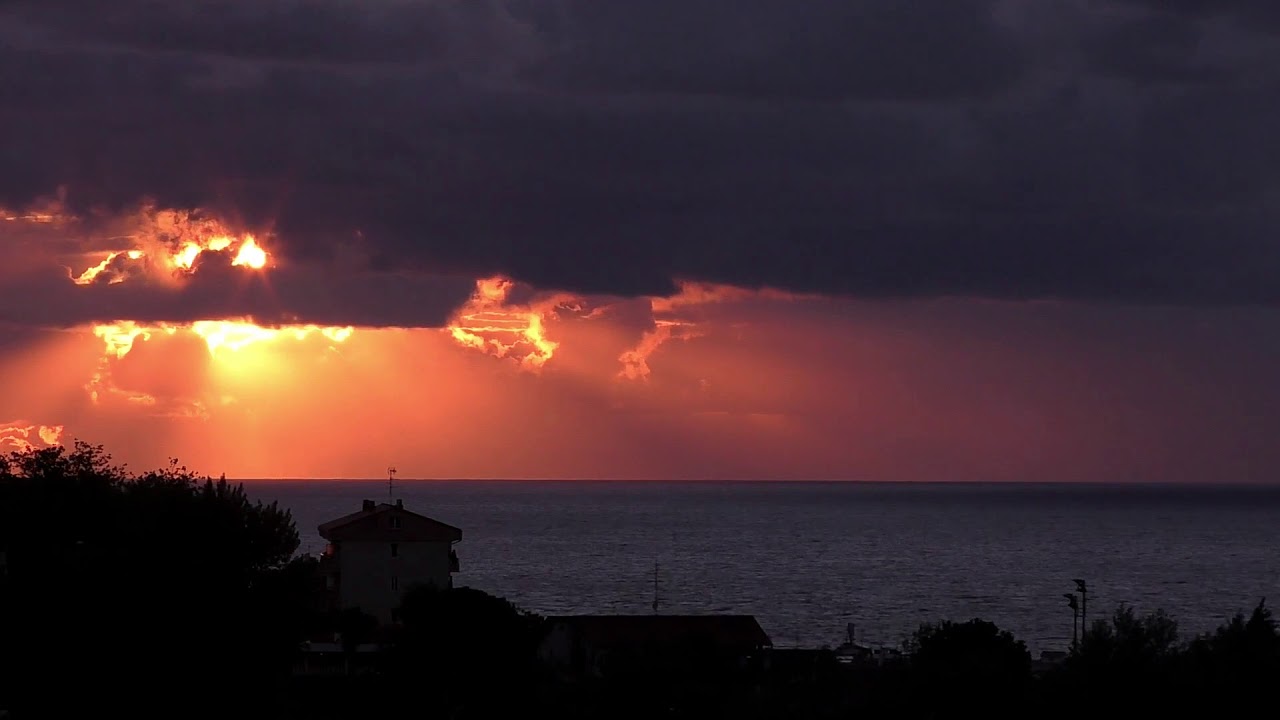 El sol entre nubes en Donostia - YouTube
