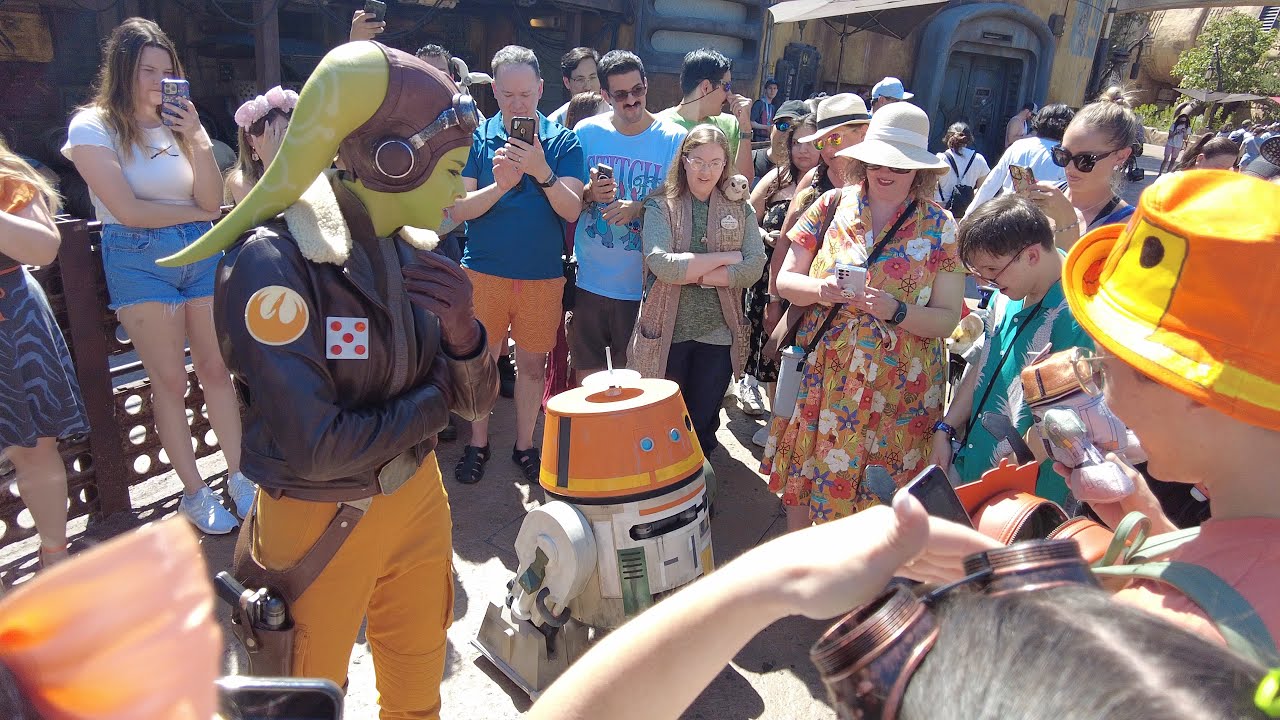 Hera Syndulla and Chopper Debut at Star Wars: Galaxy’s Edge - YouTube