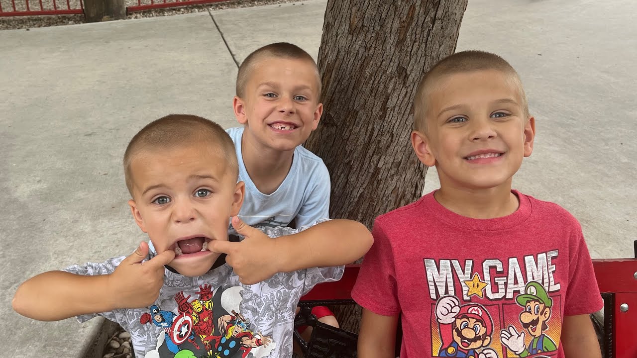 Caleb, Jacob and Andrew feeding a giraffe at the San Antonio Zoo. - YouTube