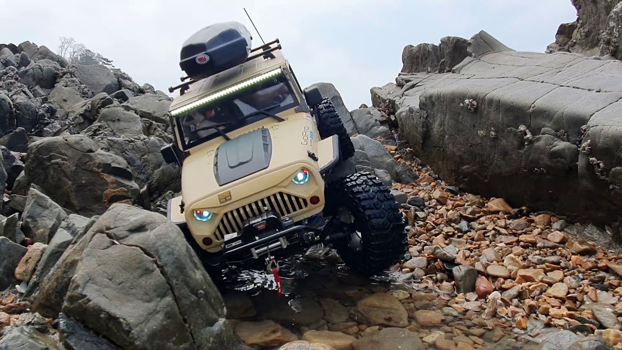 AXIAL SCX10 II RC car off-road driving & Rock-Crawl - YouTube