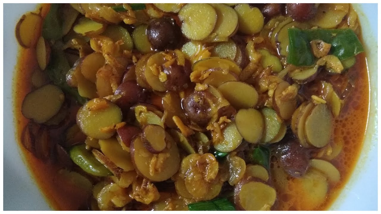 Chingri Shutki diye Choto Alur Jhol / Dry fish with Small Potato - YouTube