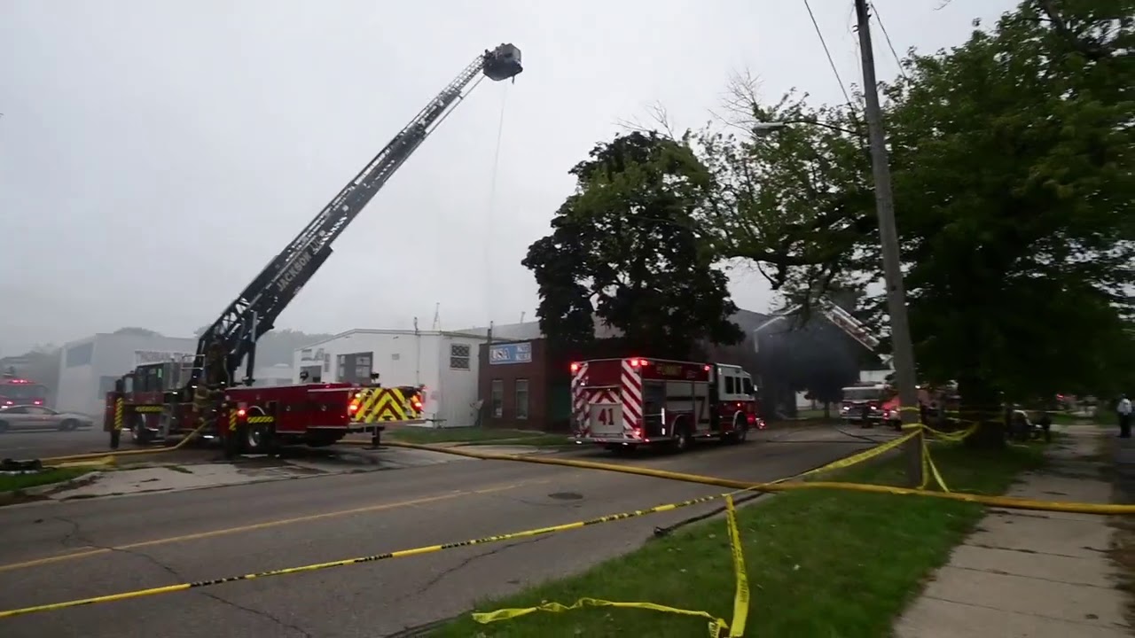 Multiple crews battle fire north of downtown Jackson - YouTube