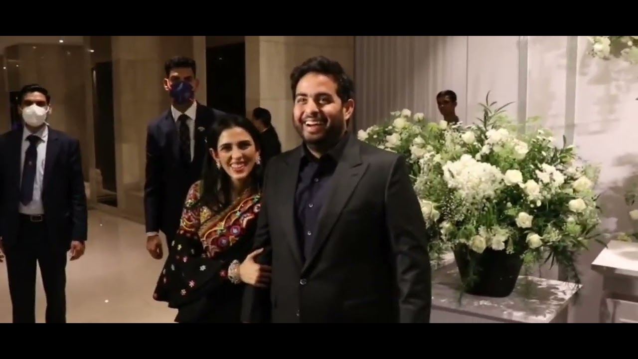 Mukesh ambani son akash and wife shokla at Siddharth & kaira wedding ...
