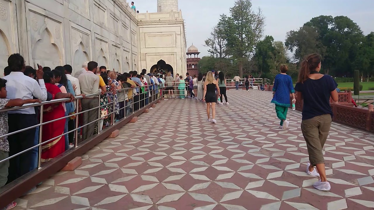Tourist vs local line at the Taj Mahal - YouTube