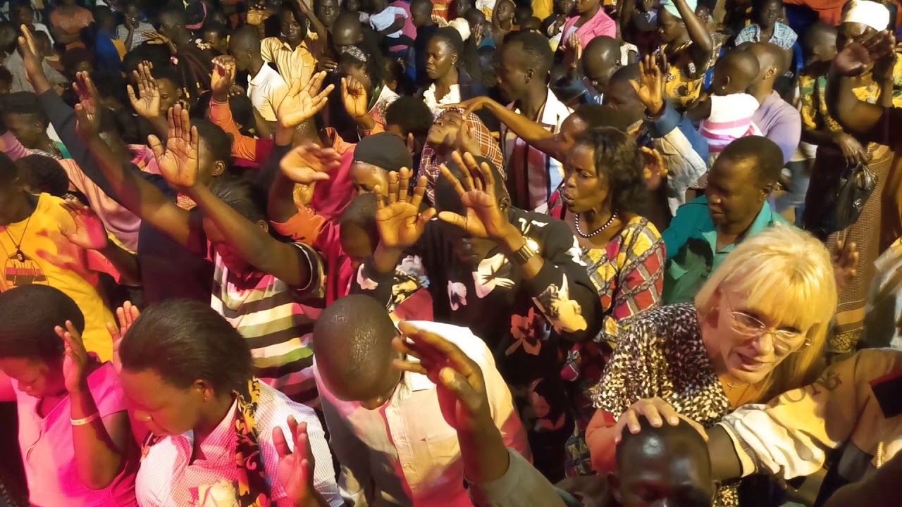 EVANGELIST JOHAN TOET IN A MIRACLE CRUSADE IN UGANDA - YouTube