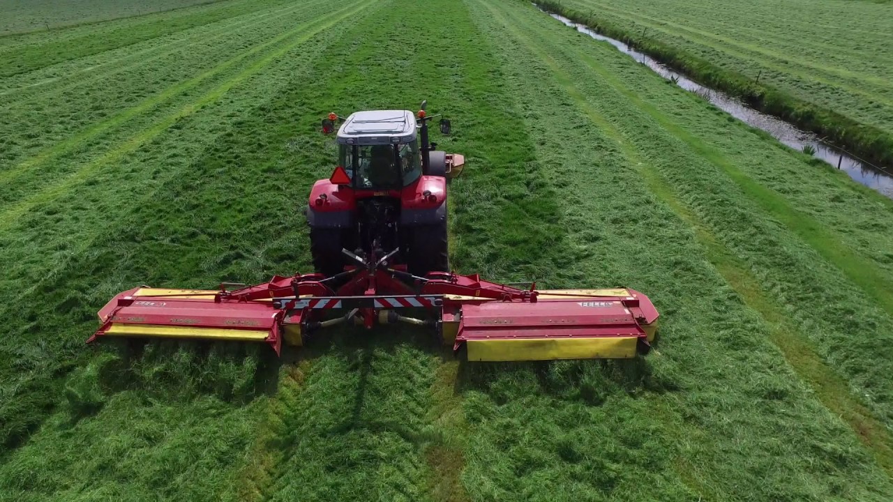 Gras maaien met trekker Massey Ferguson 6490 met triple maaier Fella SM ...