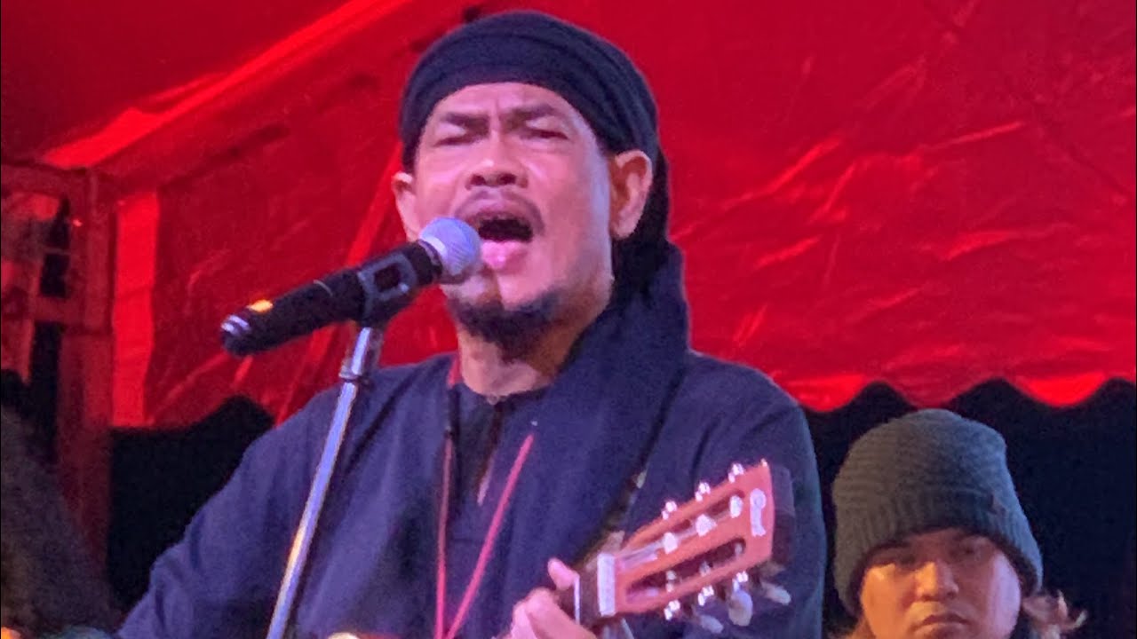 Lamunan Terhenti - Aris Ariwatan (live in MANJOI 2022) - YouTube