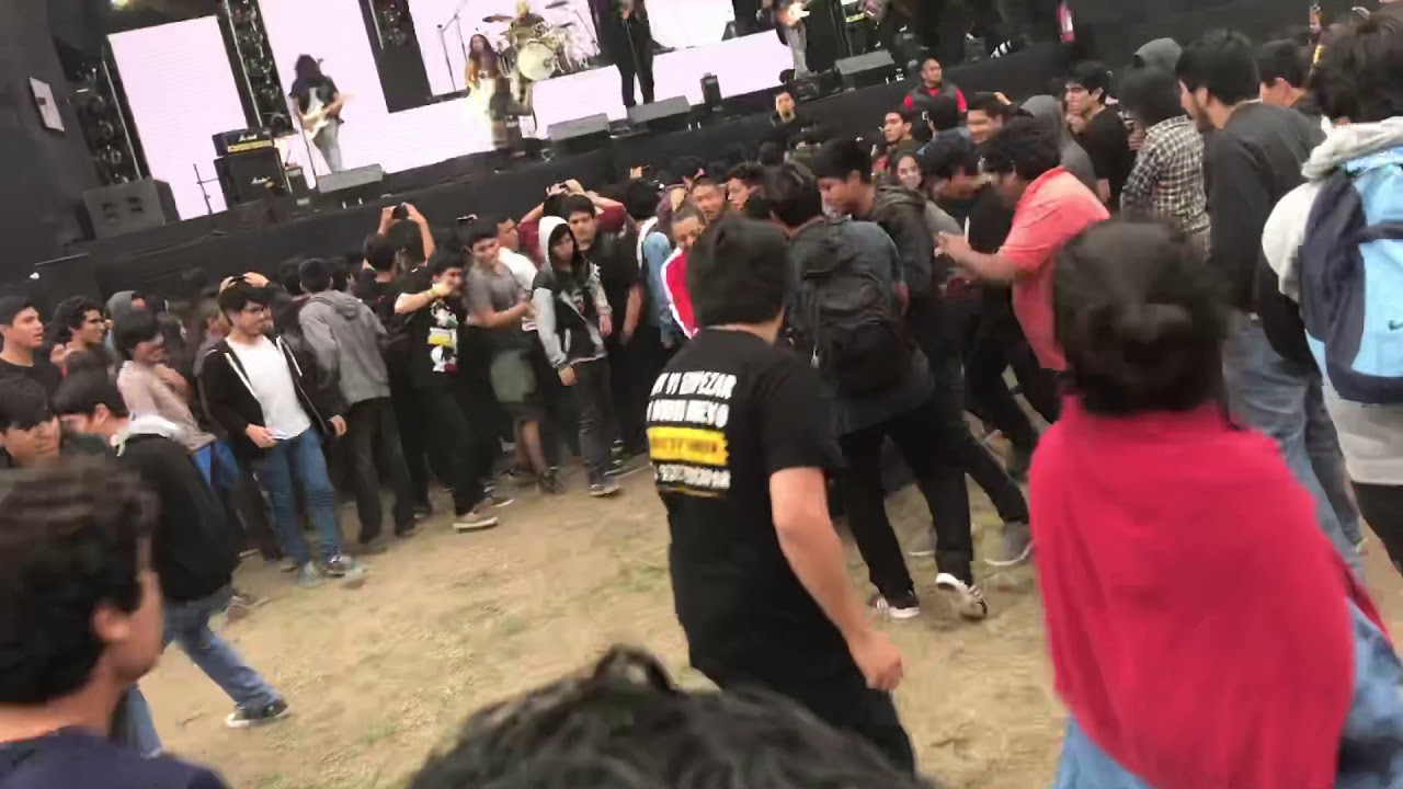 Pogo en concierto rock peruano - YouTube