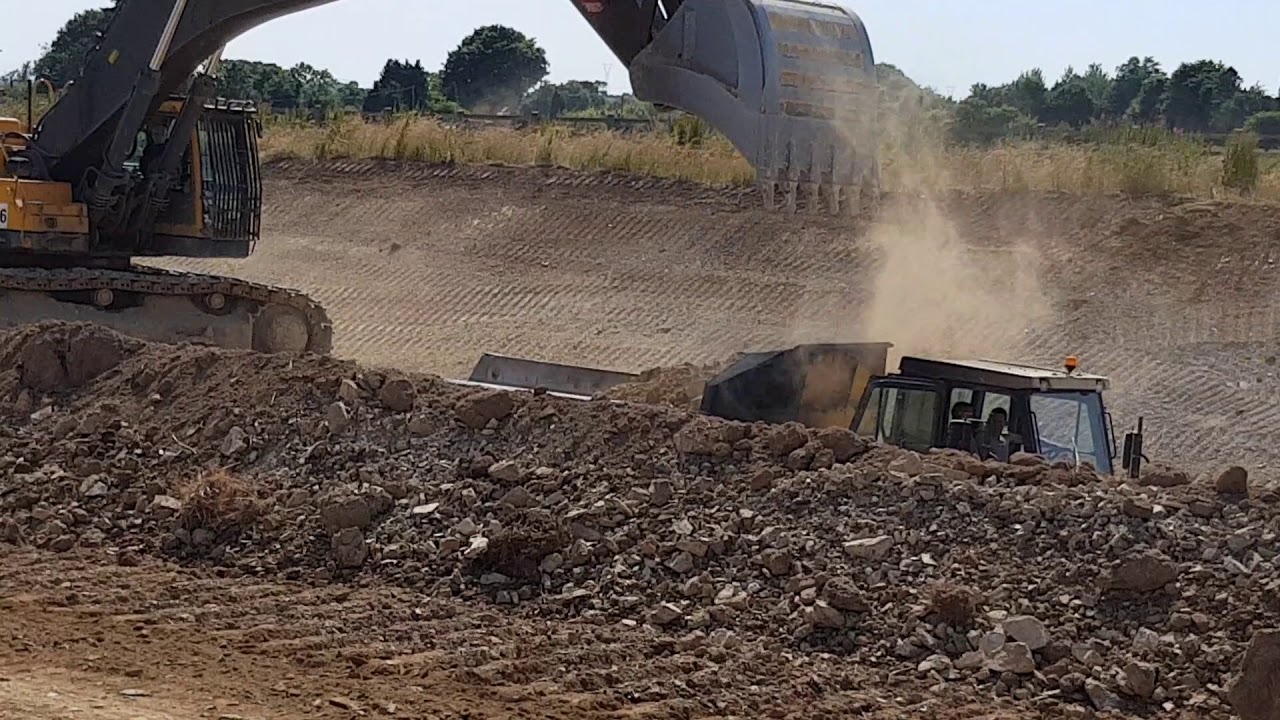 Volvo ec700 loading a Komatsu 400 dumper with filling on the ...