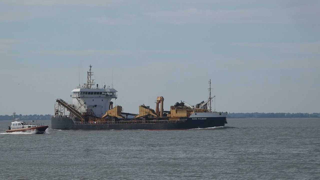 Sand Fulmar inbound for Ipswich Power Station Berth on the flooding ...
